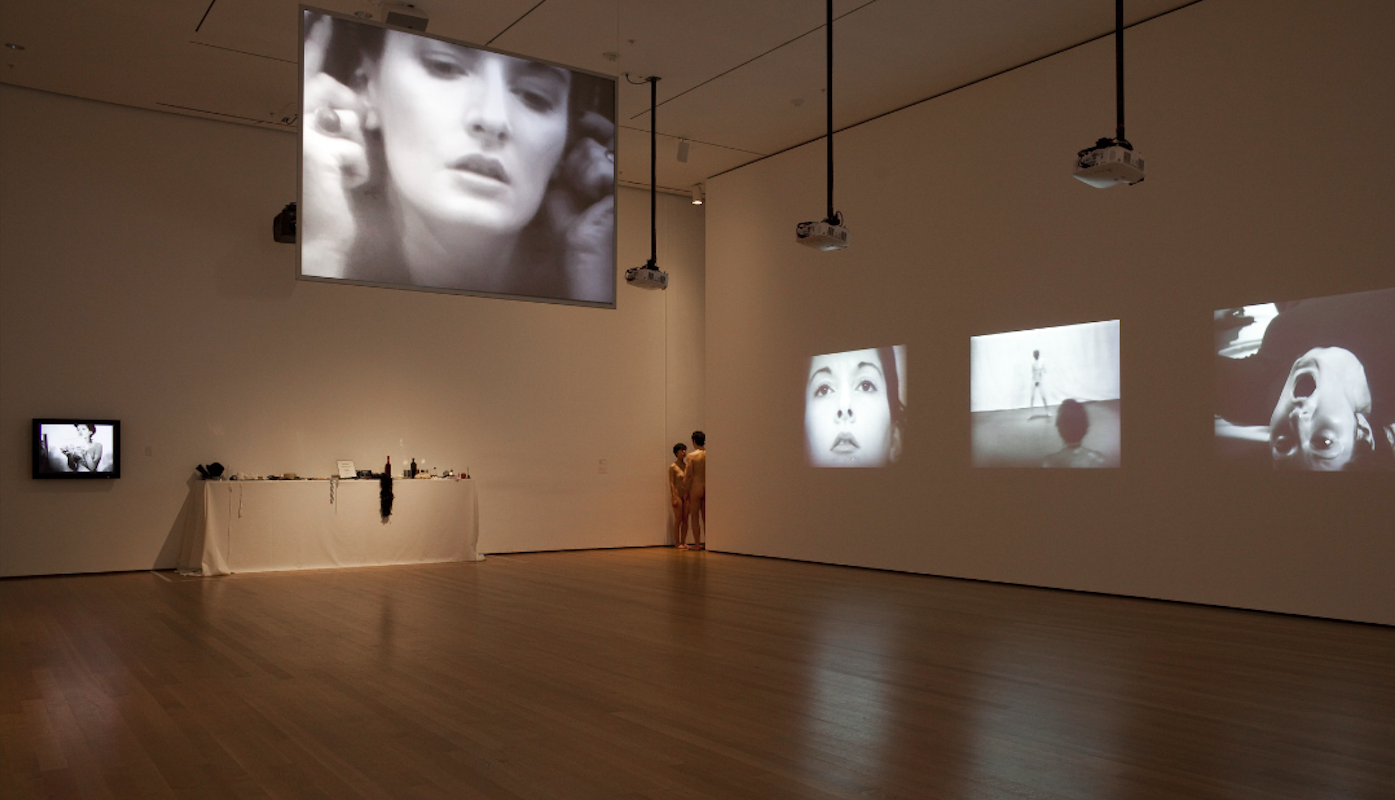 Egy művész beperelte a MoMA-t a Marina Abramović kiállításon történt ...